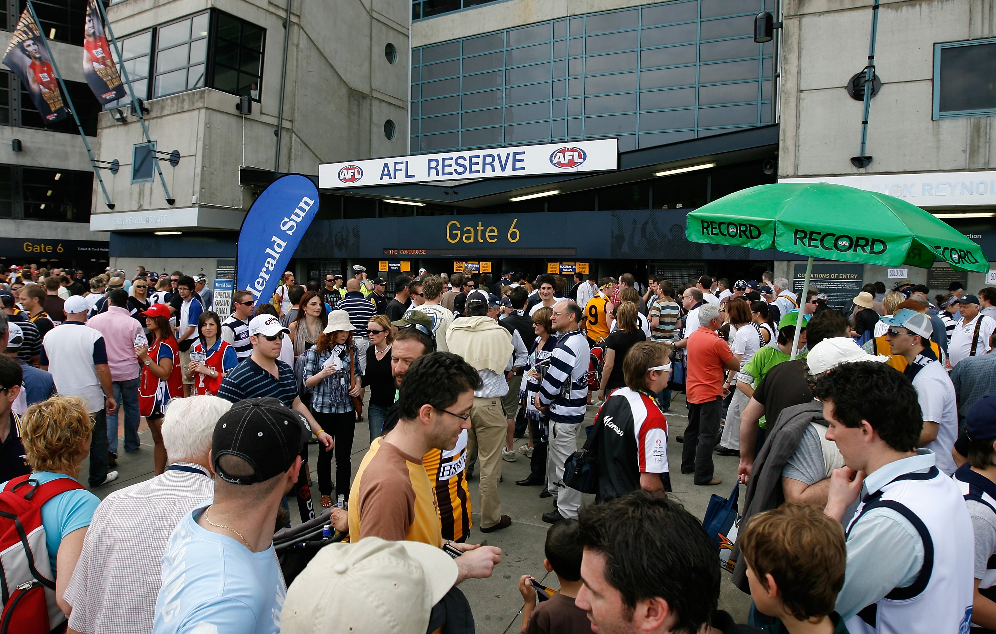 MCG scraps security fence