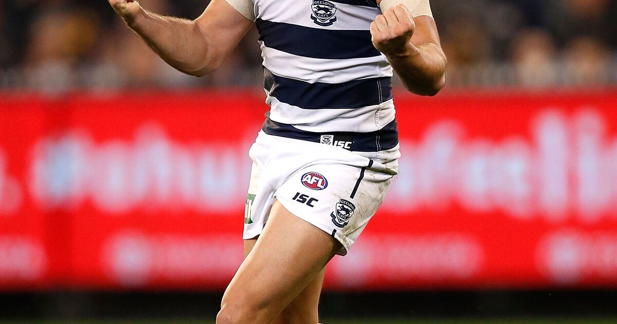 Famous fans share in win